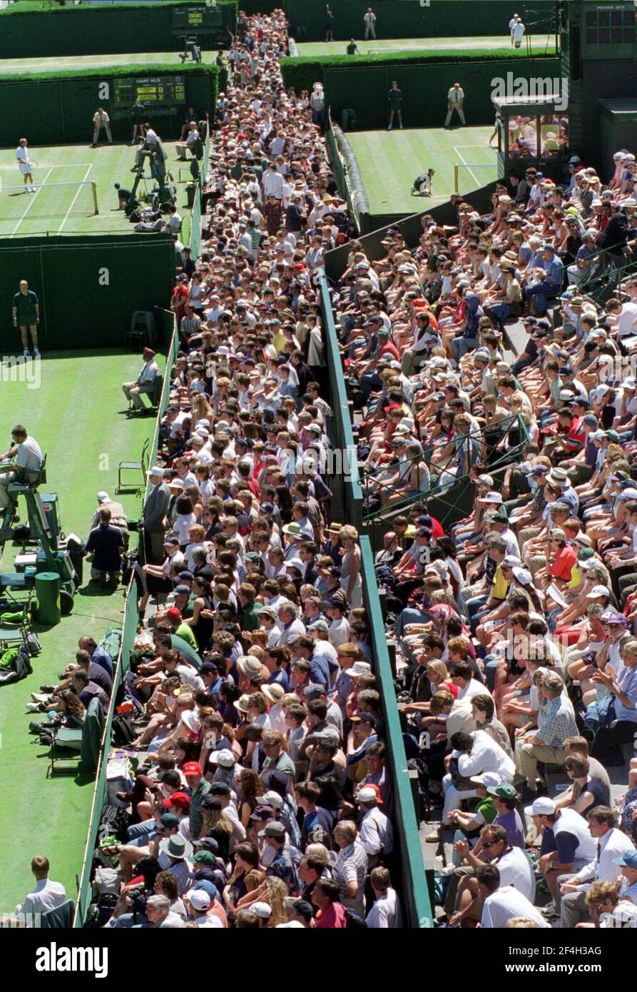 CROWDS WATCHING THE WIMBLEDON TENNIS CHAMPIONSHIPS 1999 Stock Photo - Alamy