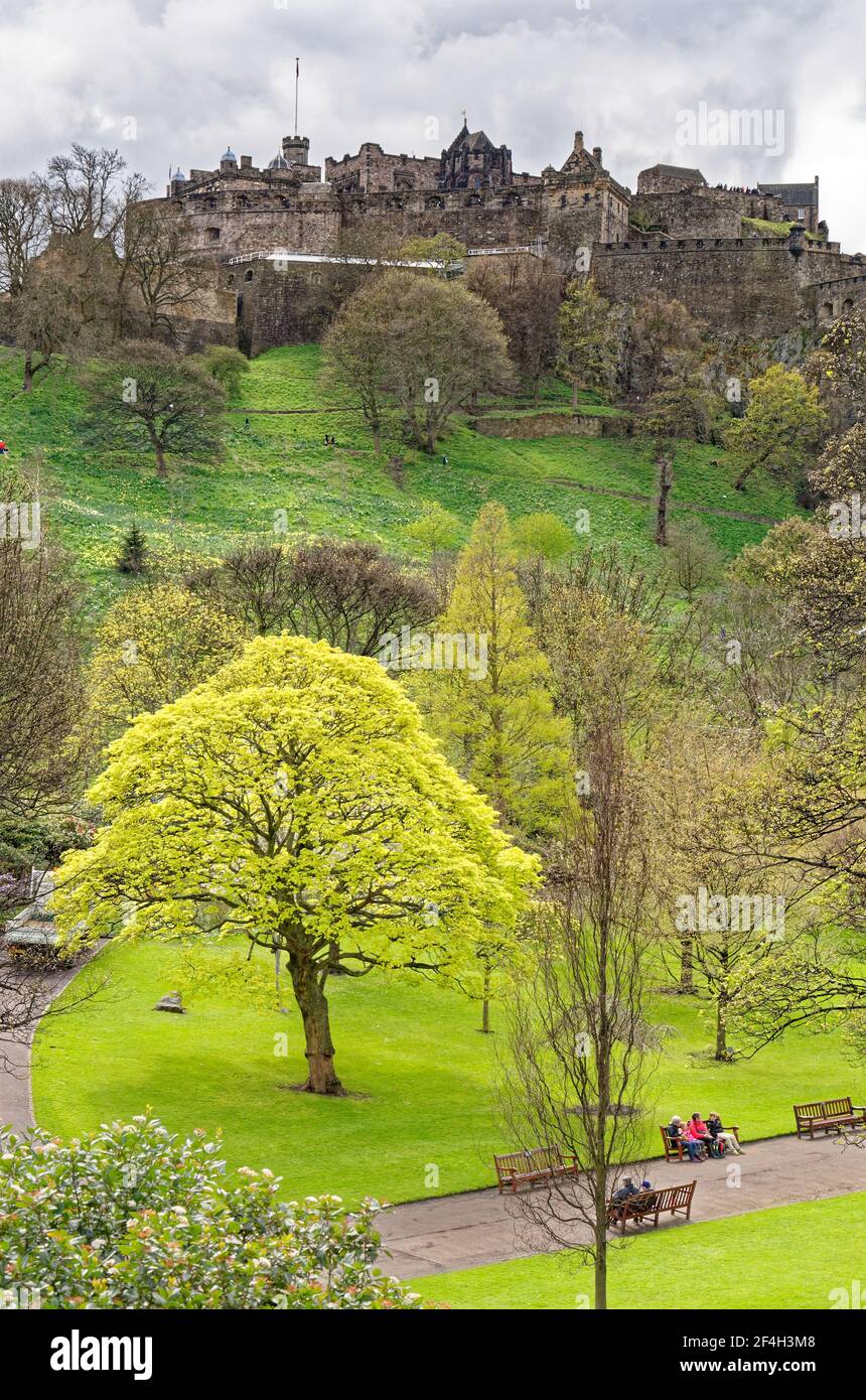 Edinburgh castle on volcanic castle hi-res stock photography and images ...