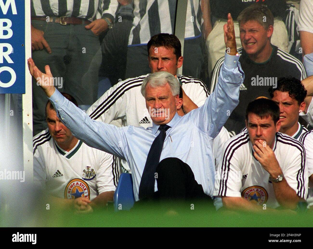 CHELSEA V NEWCASTLE BOBBY ROBSON NEWCASTLE MANAGER AND BENCH Stock ...