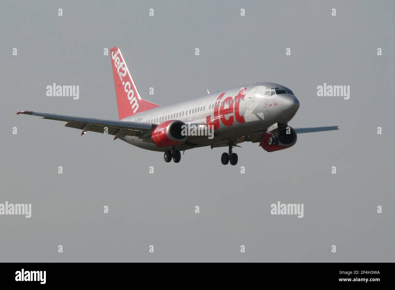 Jet2 737 final approach hi-res stock photography and images - Alamy