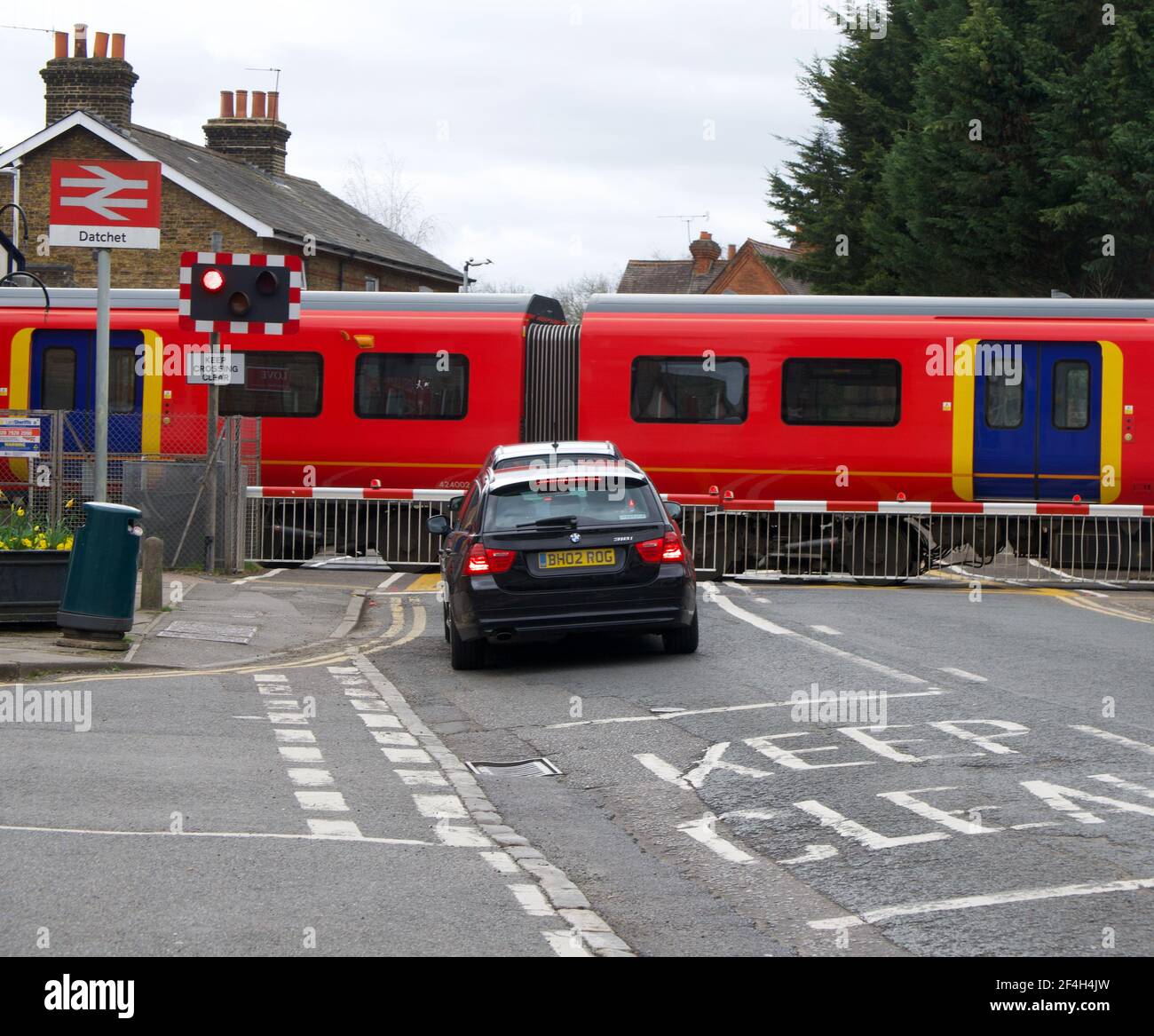21 March 2021 - Berks, England: Train going through level crossing car ...