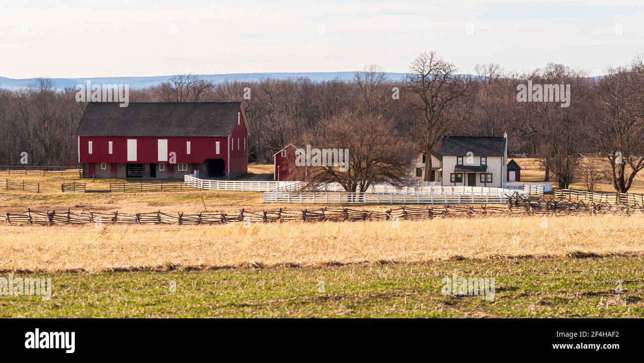 A farm house and red barn on the battlefield at Gettysburg National ...