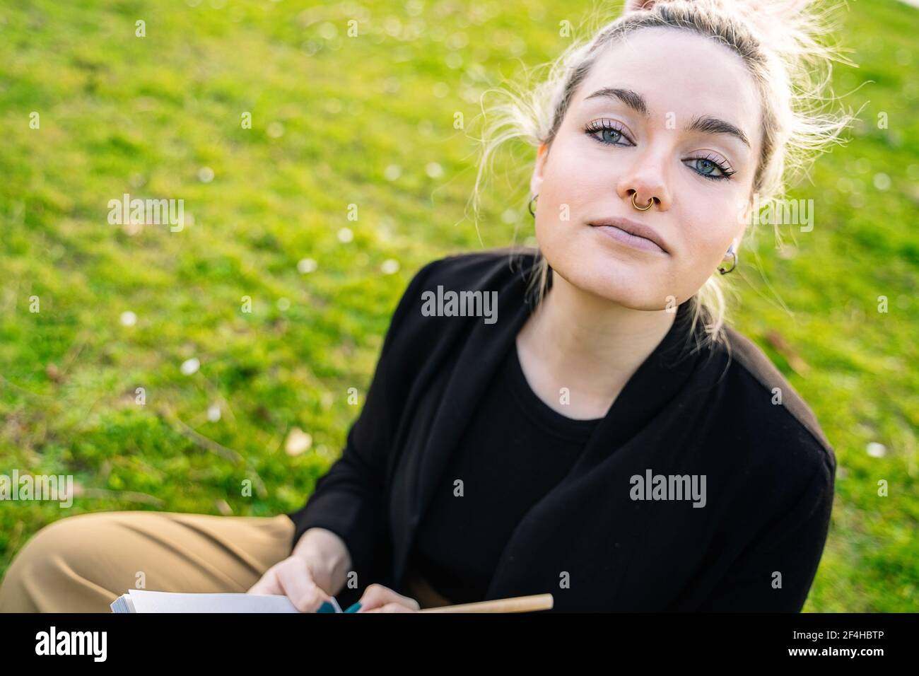 Study of female legs hi-res stock photography and images - Alamy