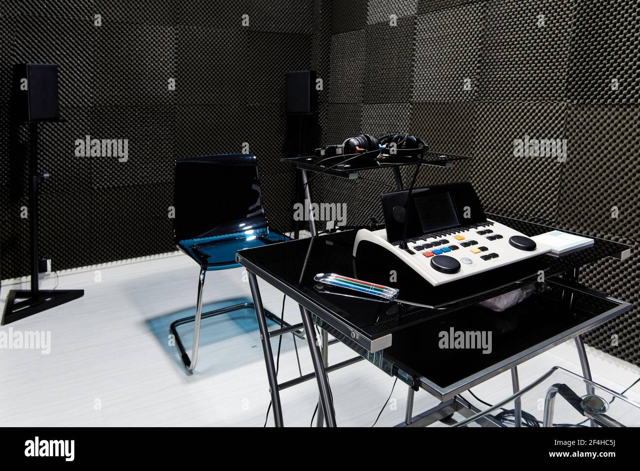 Audiometer hi-res stock photography and images - Alamy