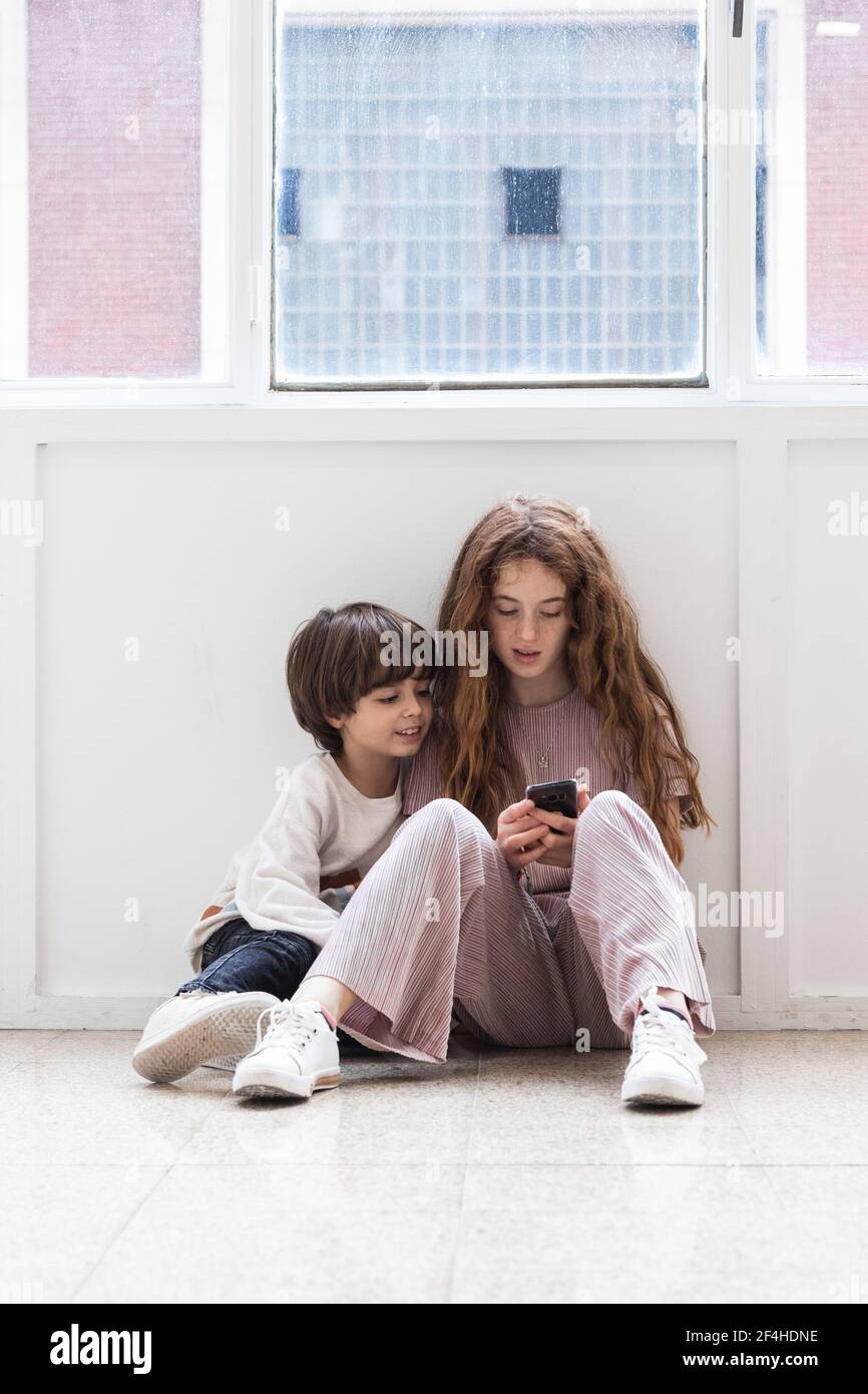 Teenager talk sibling hi-res stock photography and images - Alamy