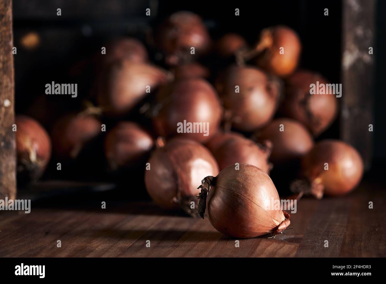 many fresh whole onions with dry peel arranged in pile Stock Photo - Alamy
