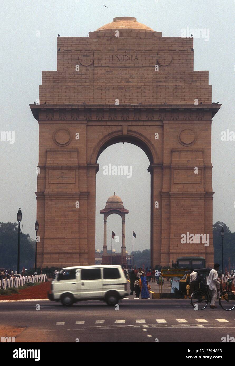 INDIA GATE ,DELHI, INDIA, 1997 PIC MIKE WALKER Stock Photo - Alamy