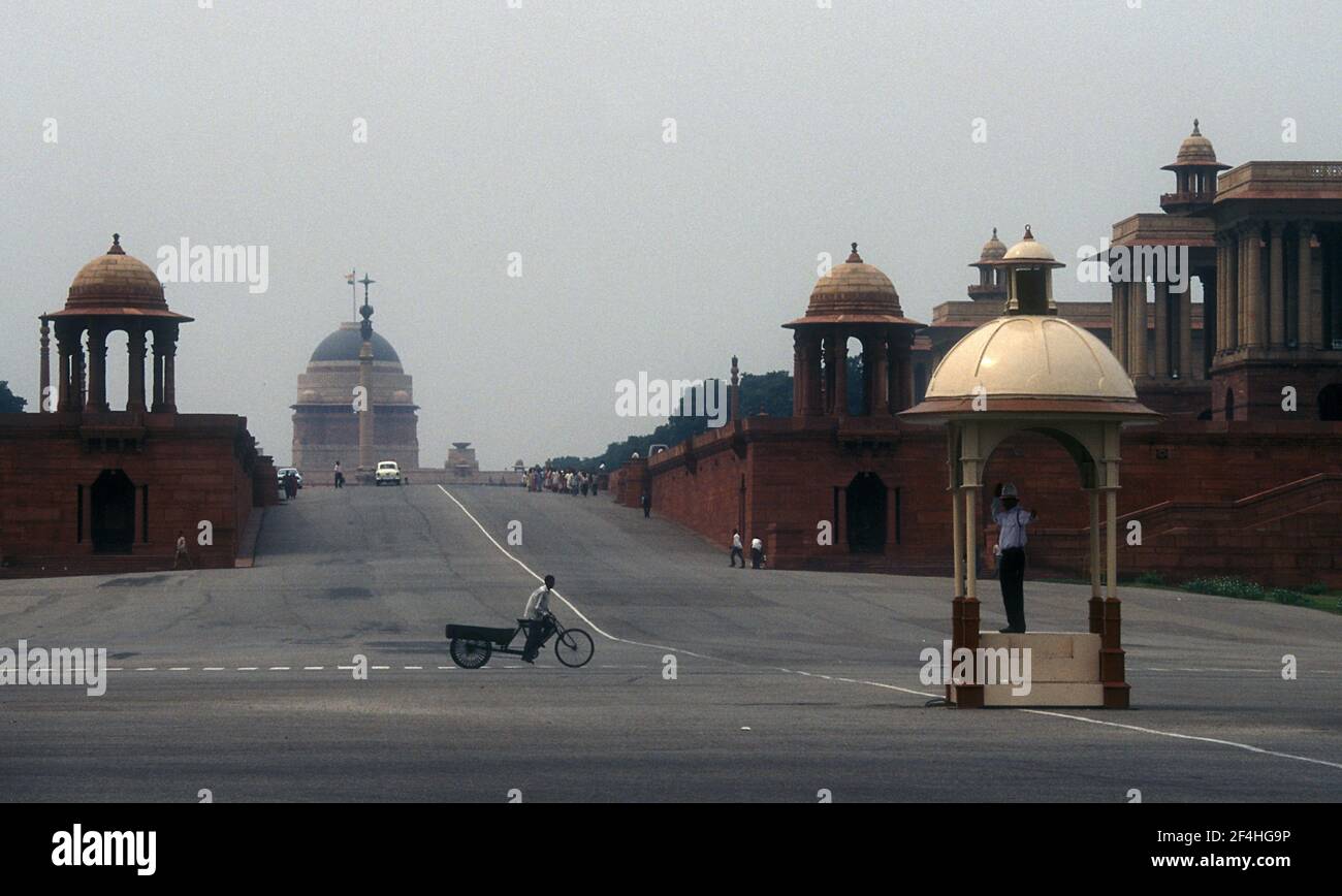 GOVERNMENT BUILDINGS, DELHI, INDIA, 1997 PIC MIKE WALKER Stock Photo ...