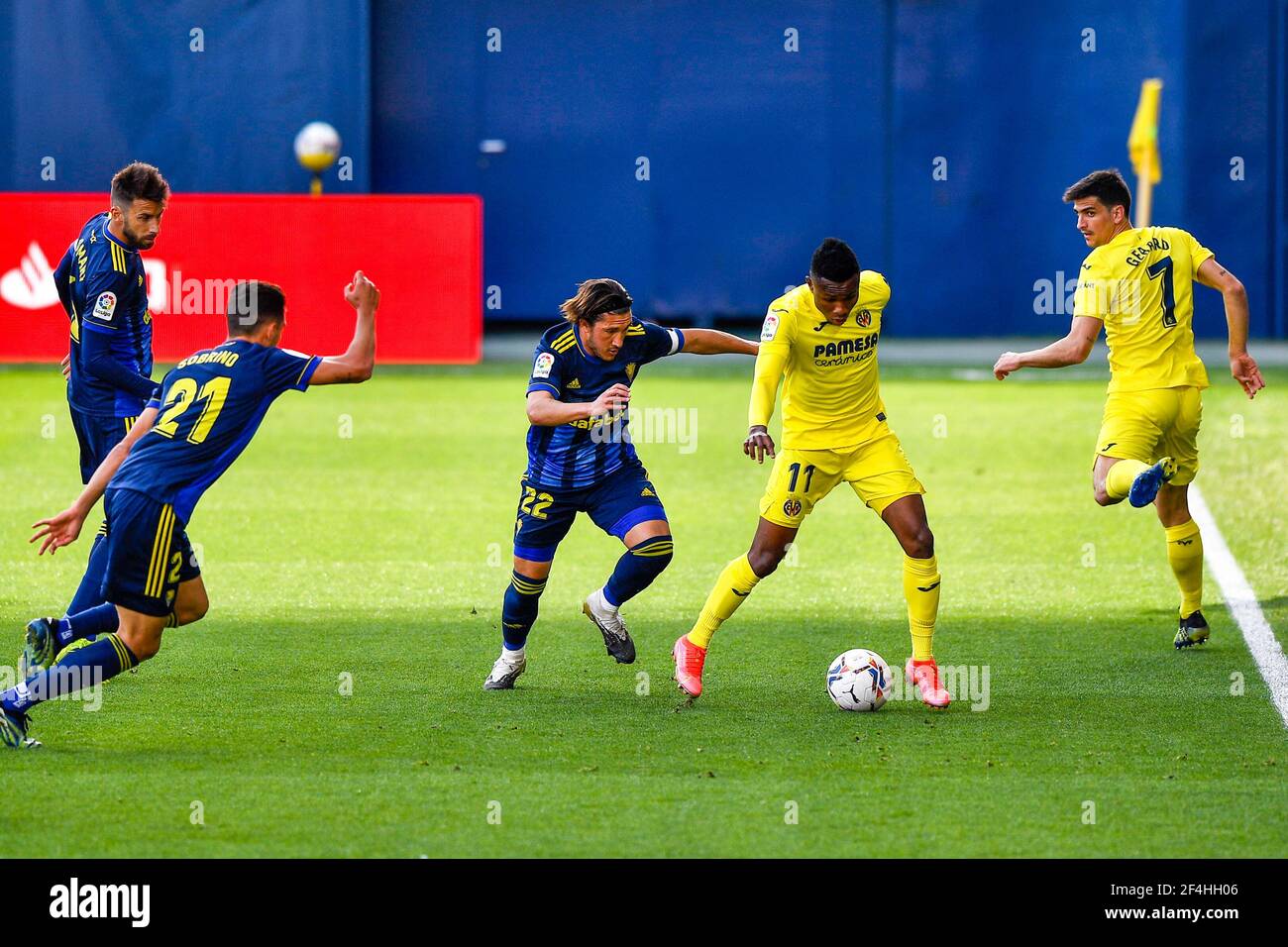 VILLARREAL, SPAIN - MARCH 21: Luis Espino of C‡diz CF, Samuel Chukwueze of Villarreal CF during ...