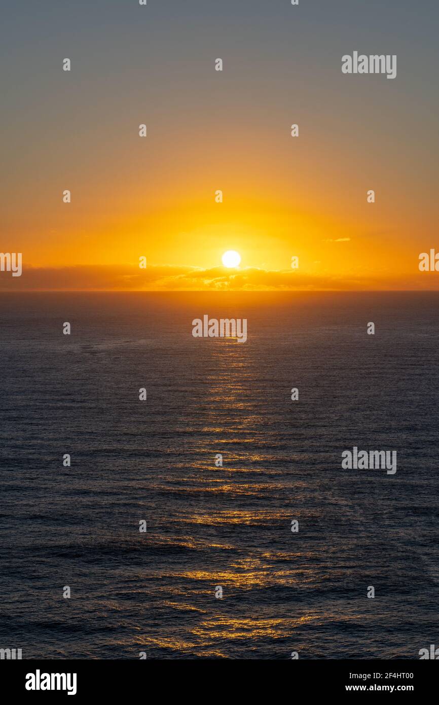 Reflection sun in water hi-res stock photography and images - Alamy