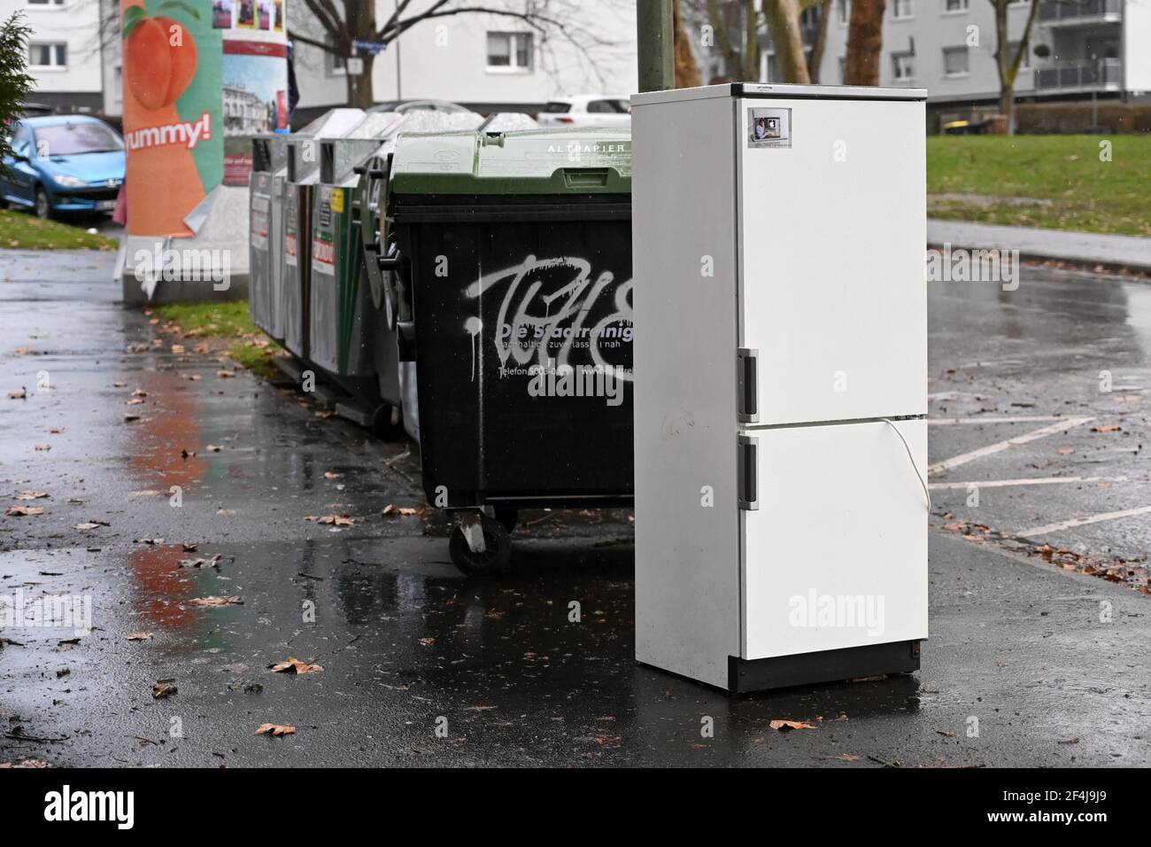 Dumped refrigerator hi-res stock photography and images - Alamy