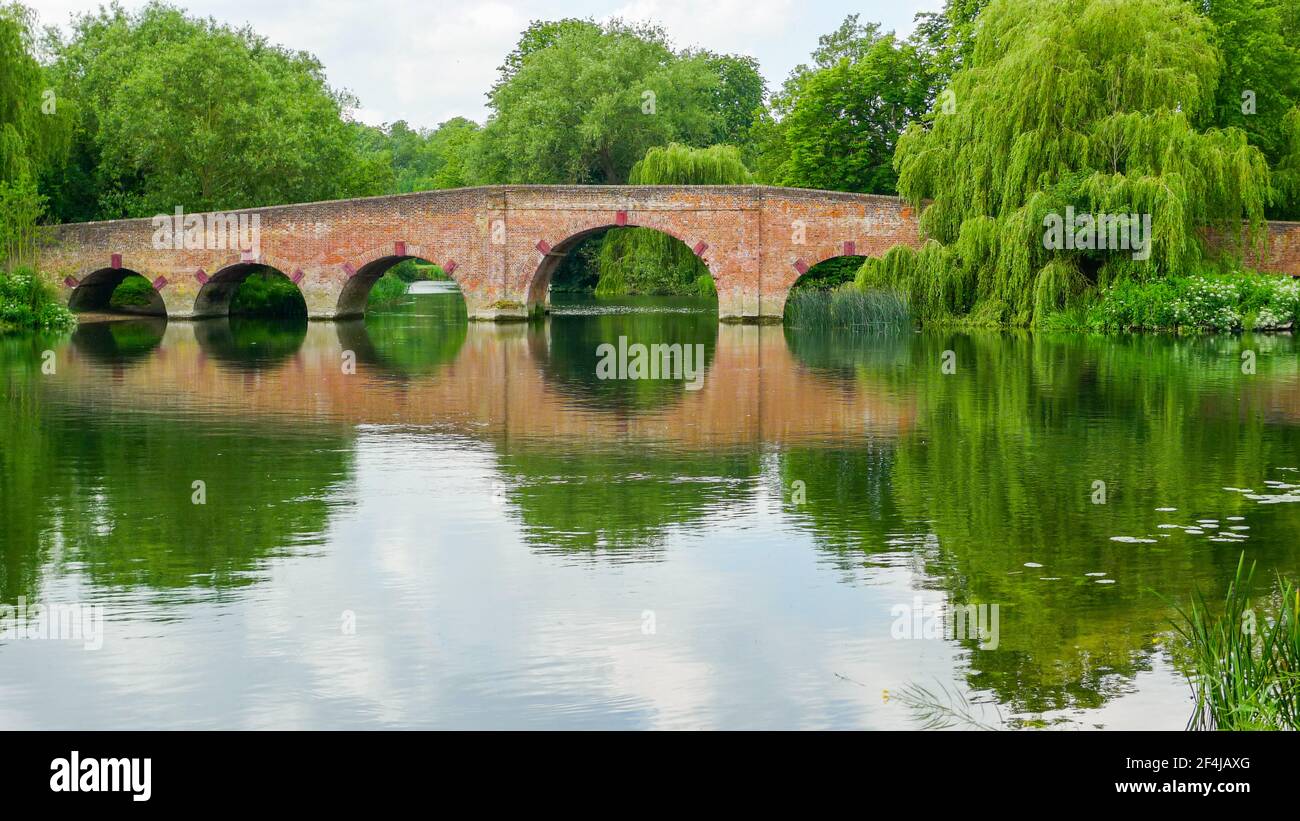 Sonning Bridge over the Thames Stock Photo - Alamy