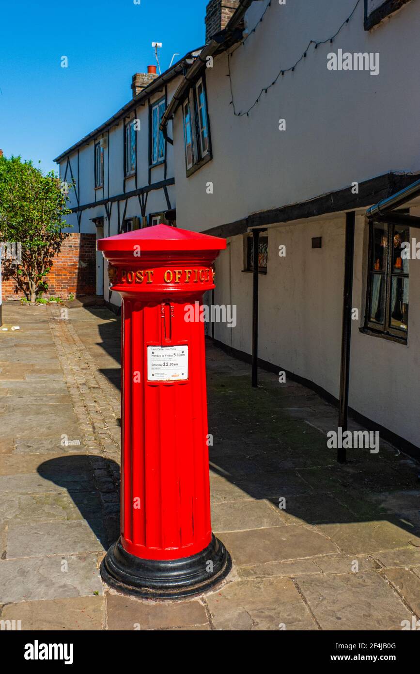 Old-fashioned post box on Eton High Street Stock Photo - Alamy