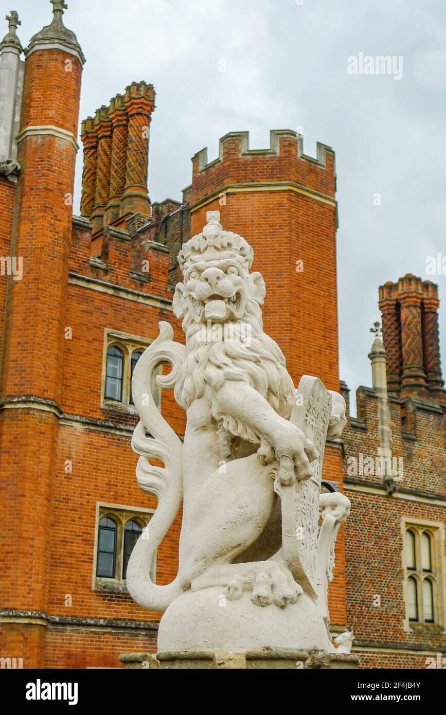 Statue of a lion at the entrance to Hampton Court Palace Stock Photo ...