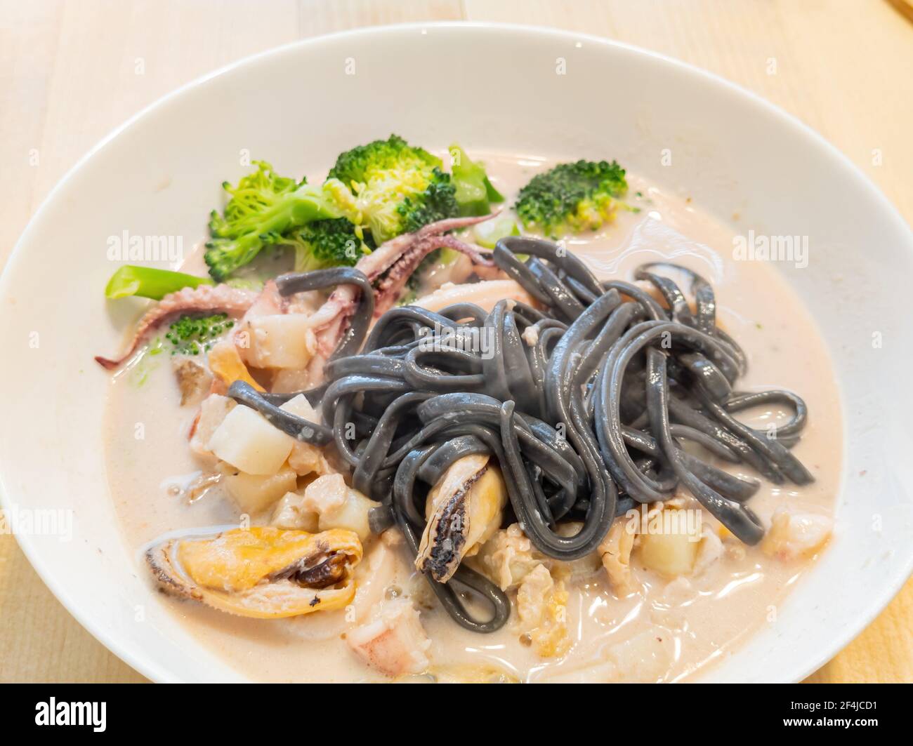Spaghetti with squid ink hi-res stock photography and images - Alamy