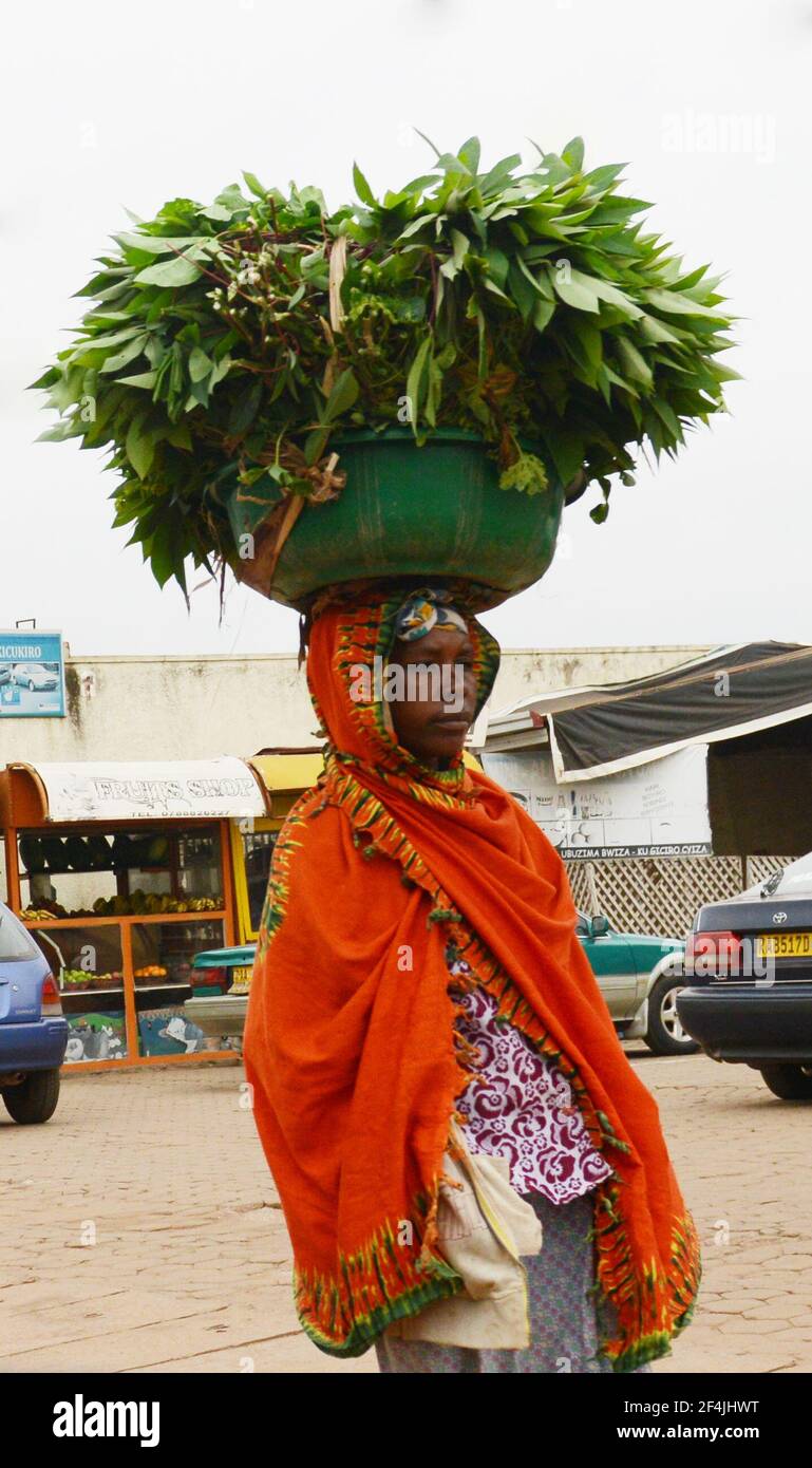 African women carrying baskets on head hi-res stock photography and ...