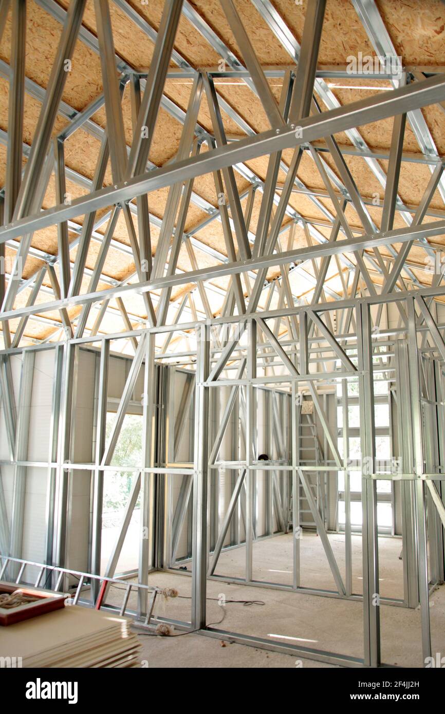 Metal frame of prefabricated house building Stock Photo - Alamy