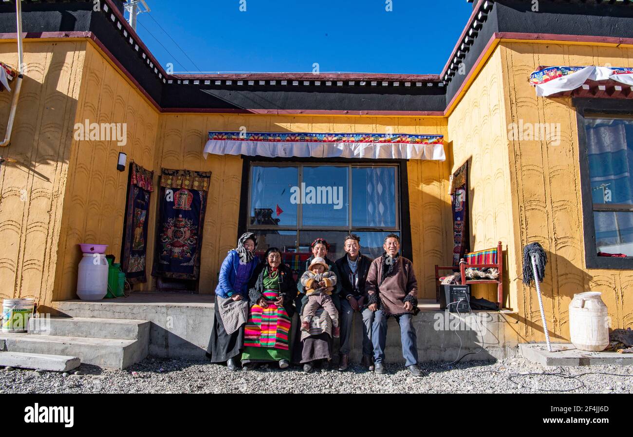 Family poses in tent hi-res stock photography and images - Alamy