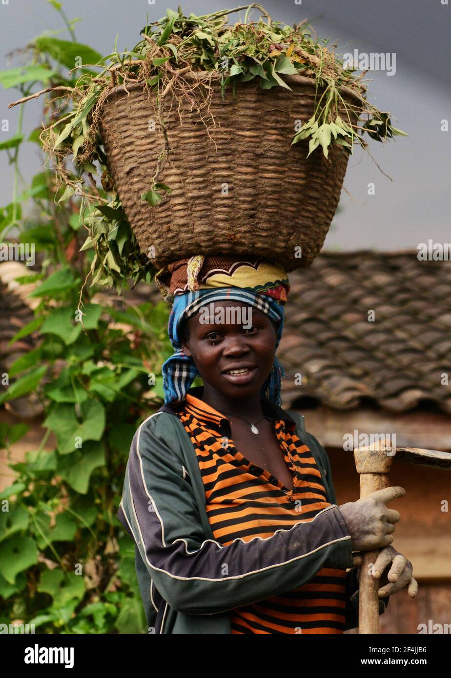 African women carrying baskets on head hi-res stock photography and ...