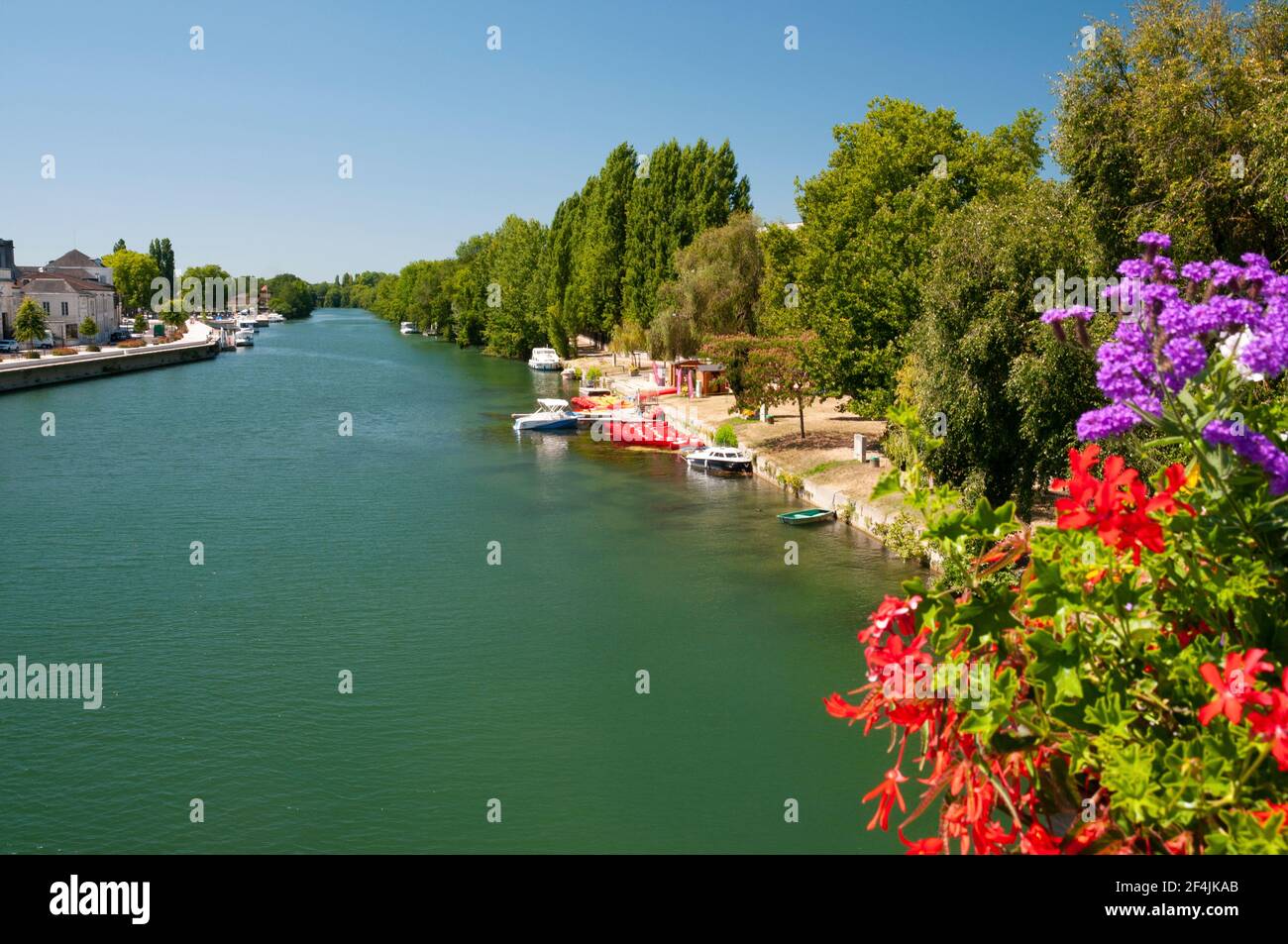 The Charente riverbank in Cognac, Charente (16), Nouvelle-Aquitaine ...