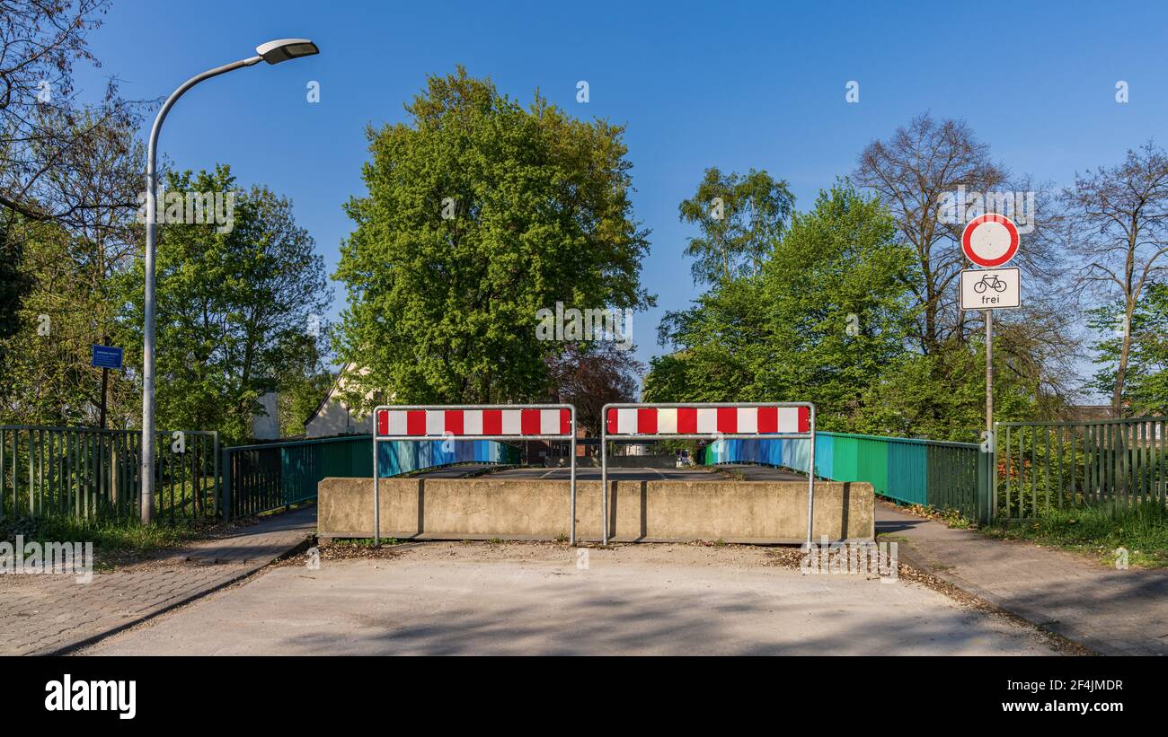 Driveway blocked hi-res stock photography and images - Alamy