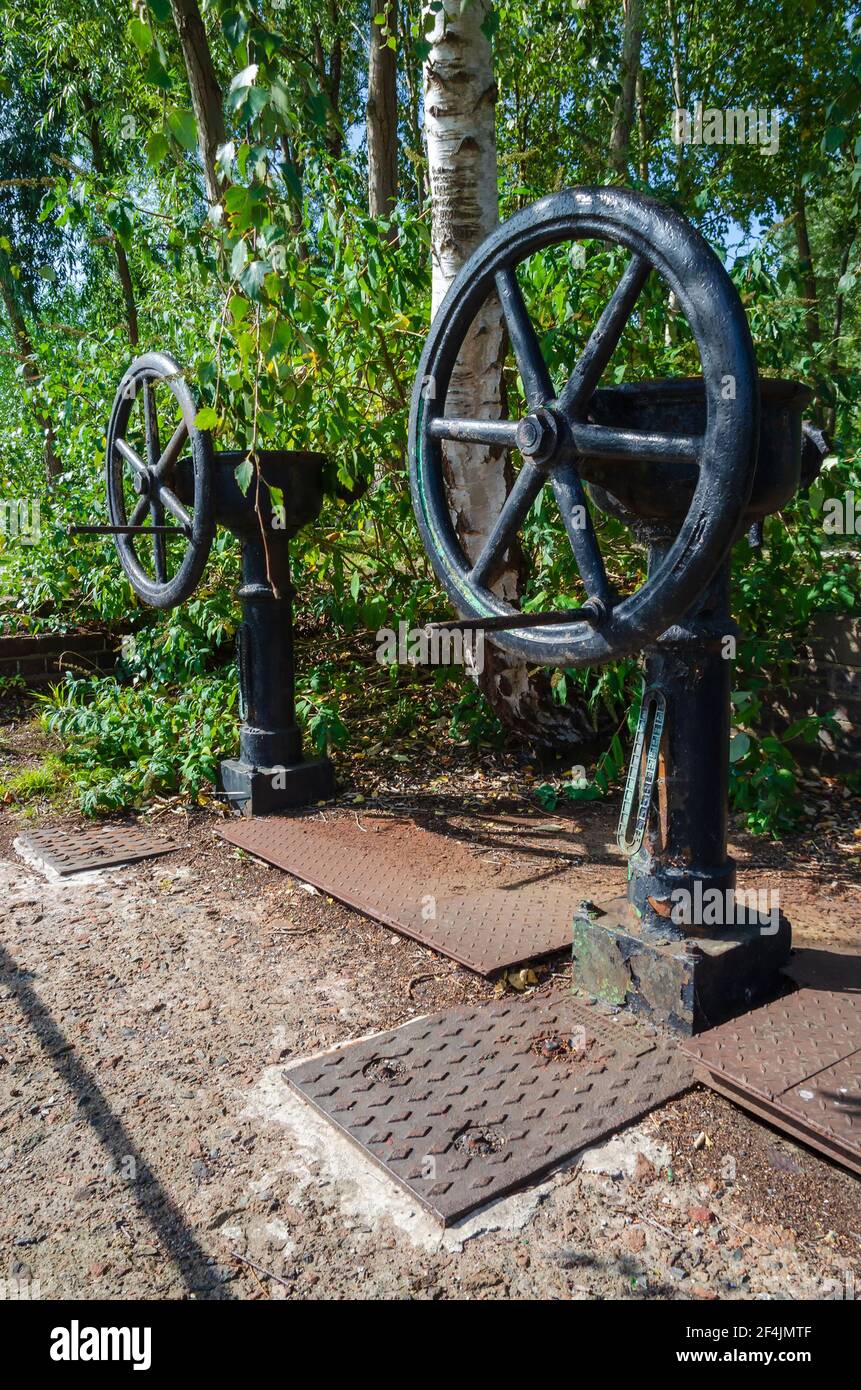 Sluice gate valve hi-res stock photography and images - Alamy