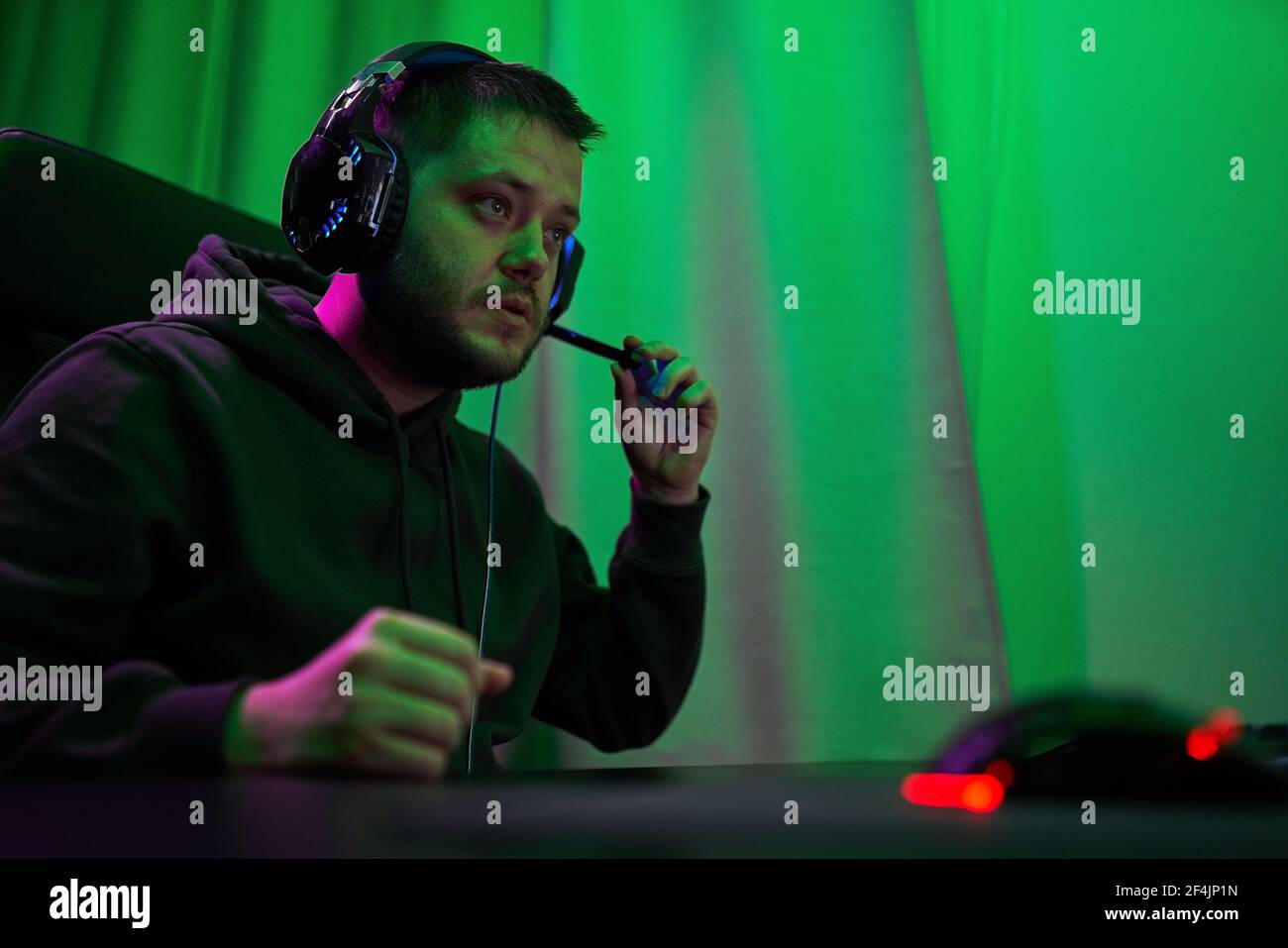Silhouette gamer guy headphones hi-res stock photography and images - Alamy