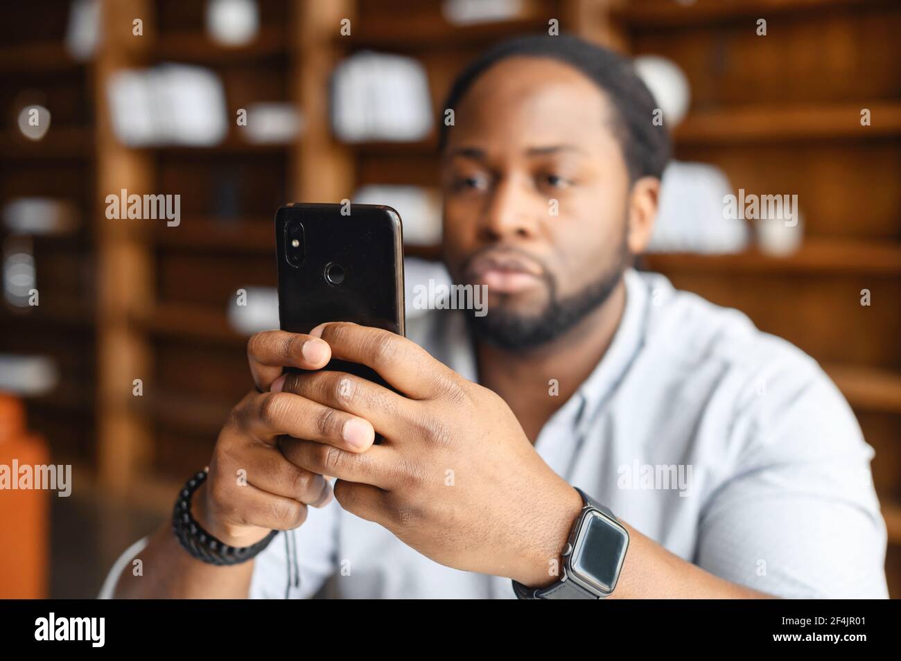 Looking at her cellphone screen hi-res stock photography and images - Alamy