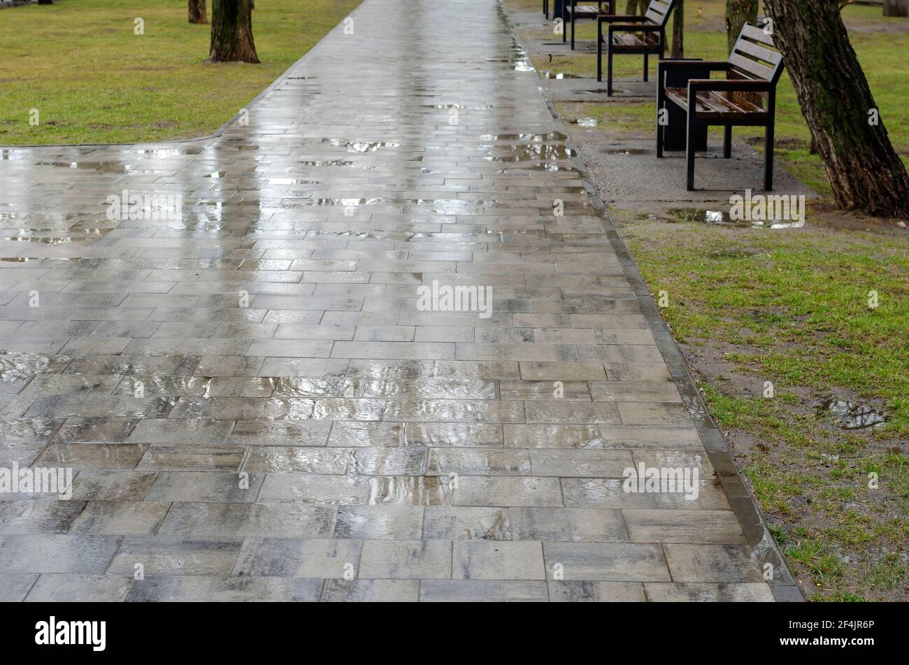 Wet shiny footpath hi-res stock photography and images - Alamy