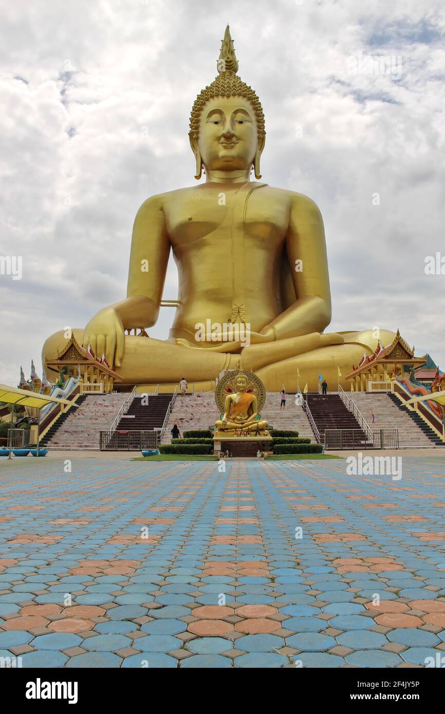 Luang pho yai hi-res stock photography and images - Alamy