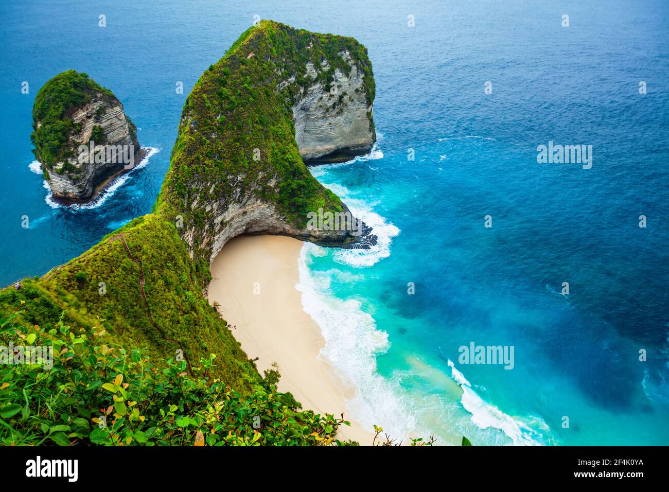 Beautiful sea beach Pantai Kelingking under high cliffs. Nature, best ...