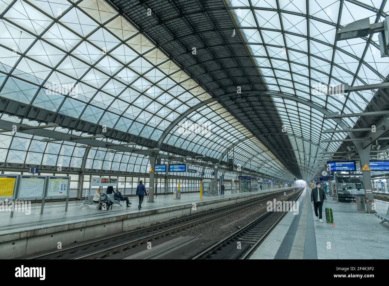 Leere bahnsteig hi-res stock photography and images - Alamy