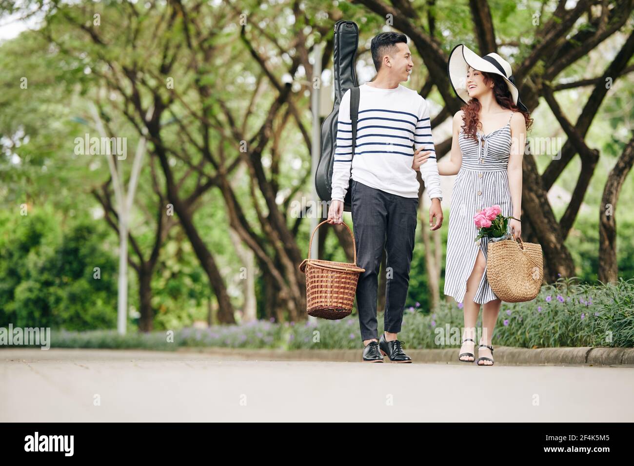 Vietnamese couple hi-res stock photography and images - Alamy