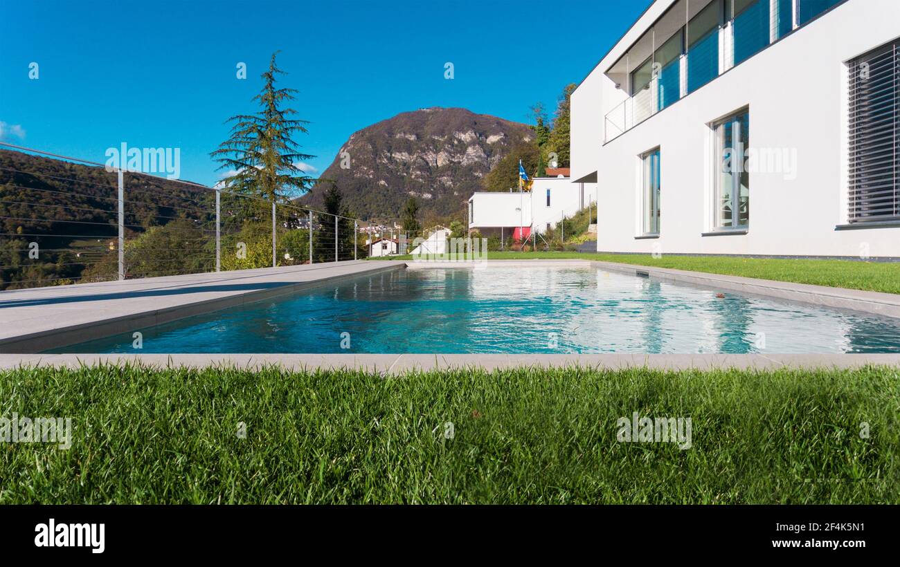 Modern luxury villa with garden and swimming pool Stock Photo - Alamy