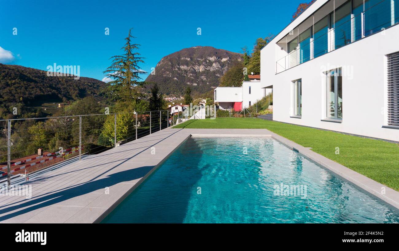 Modern luxury villa with garden and swimming pool Stock Photo - Alamy