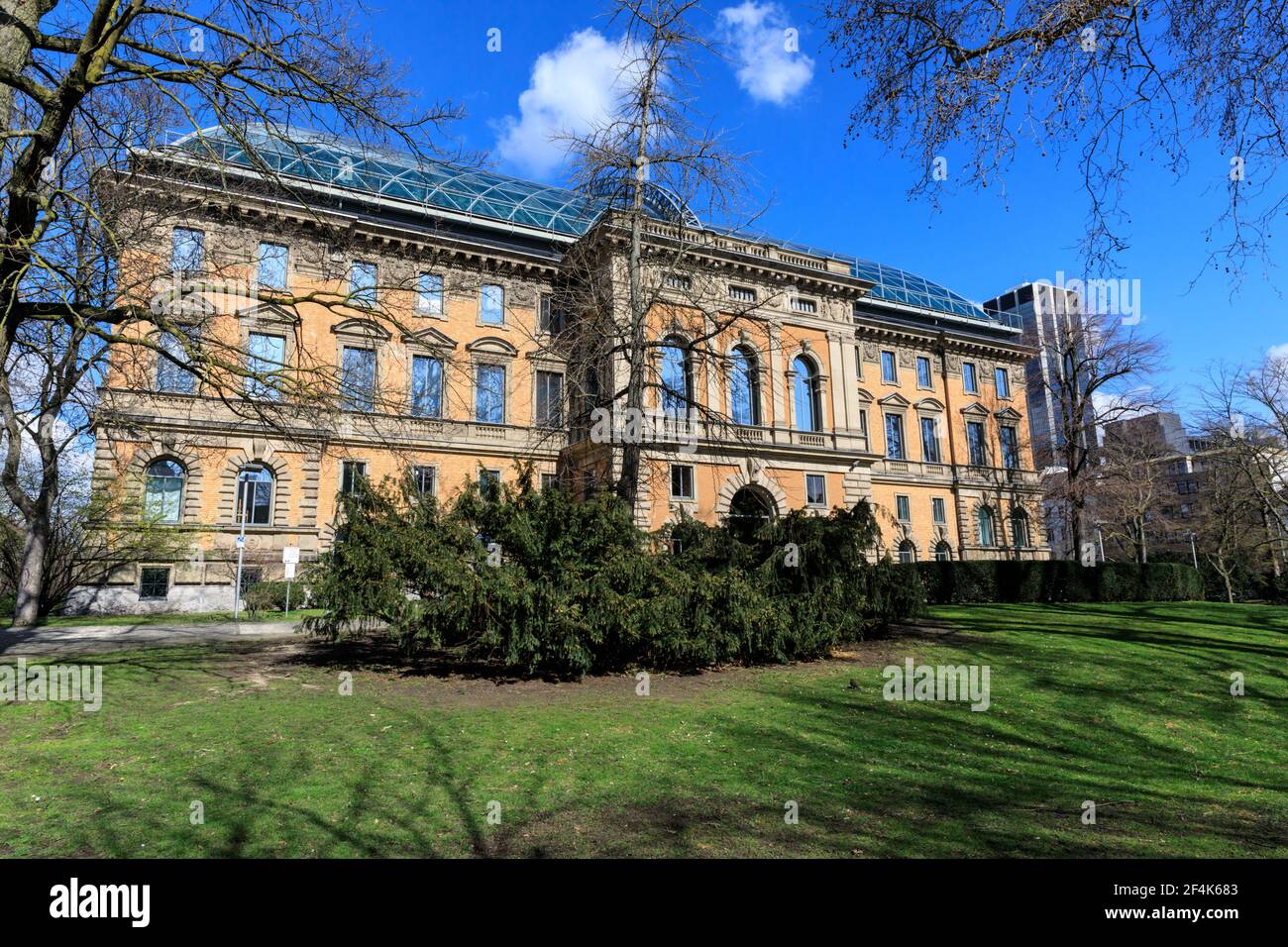 Kunsthalle K21 art museum at Ständehaus, front exterior with park ...