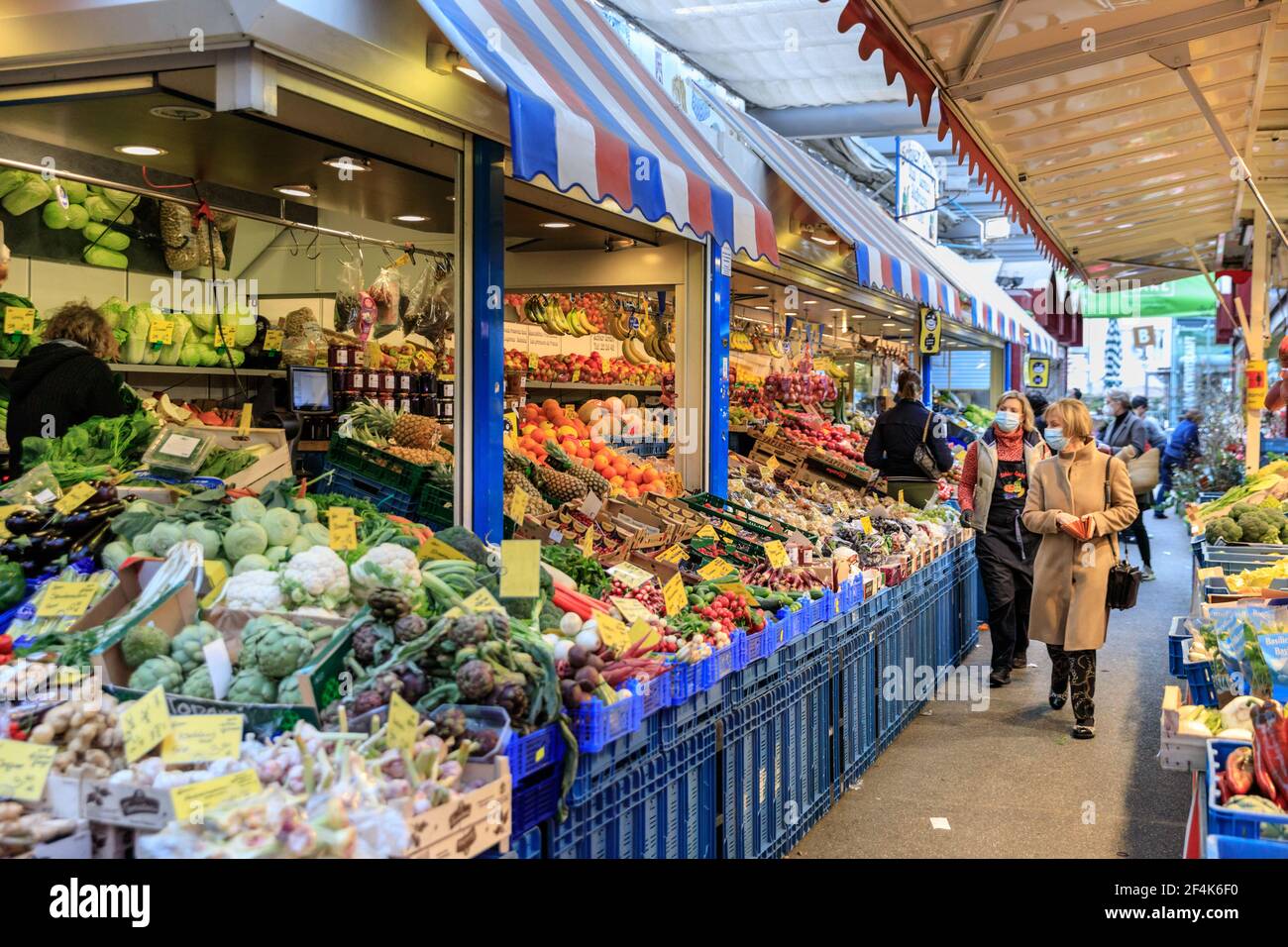Carlsplatz Markt indoor food market, people shopping at fruit and ...