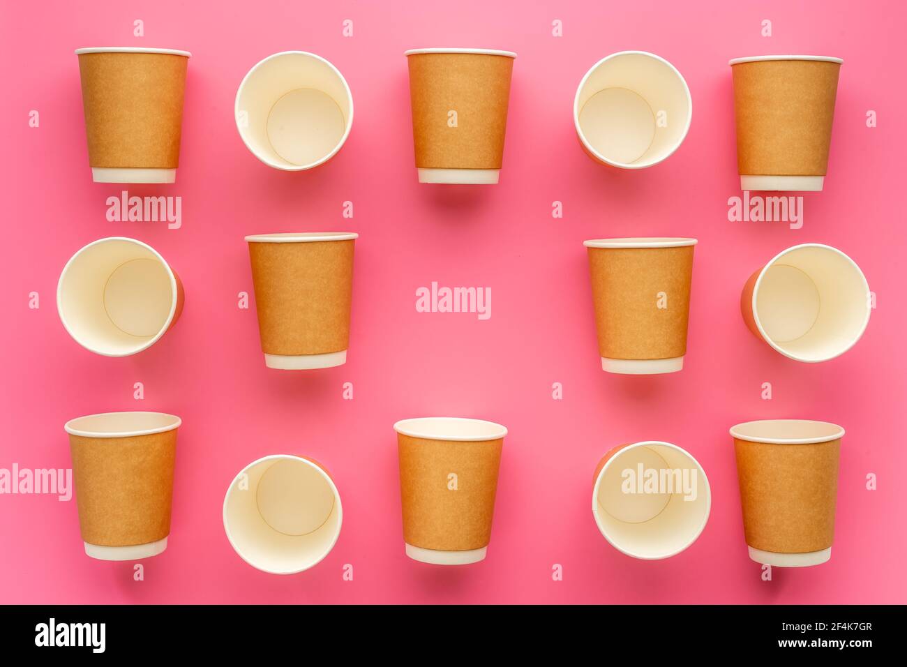 Eco paper coffee cups pattern. Top view Stock Photo - Alamy