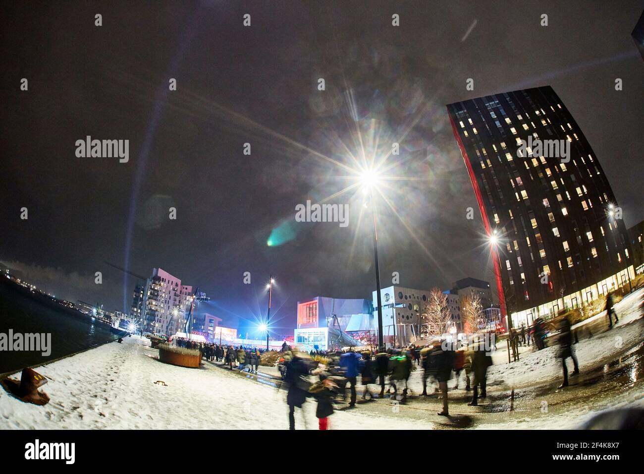 Use holiday crowd snow street hi-res stock photography and images - Alamy