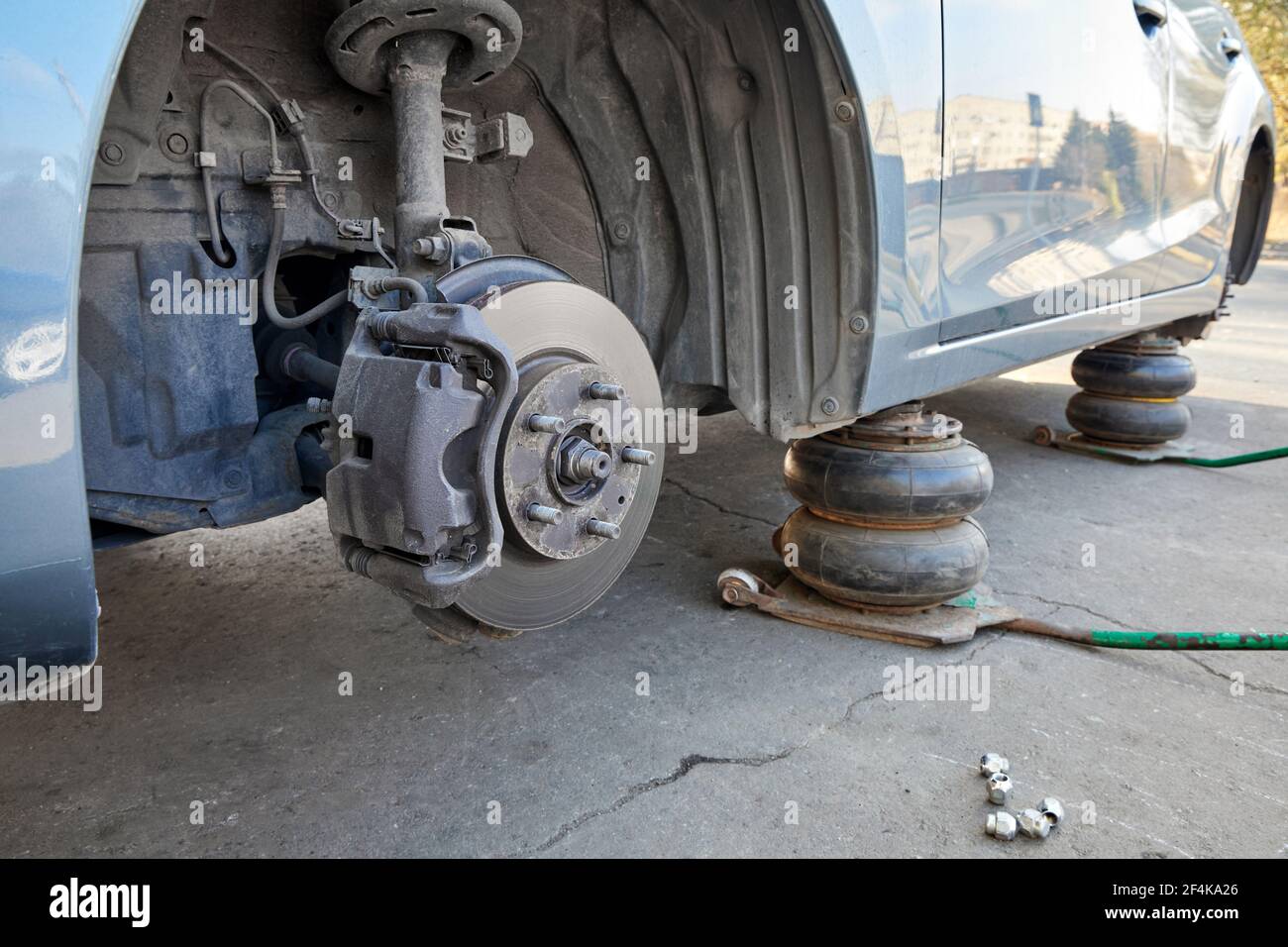 Vehicle without tires hi-res stock photography and images - Alamy