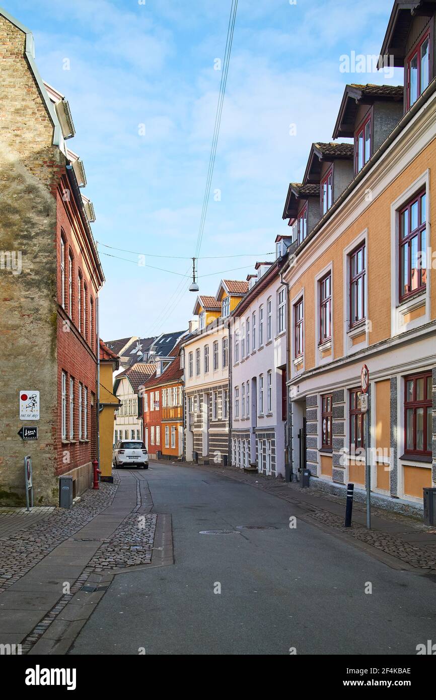 Small narrow street hi-res stock photography and images - Alamy