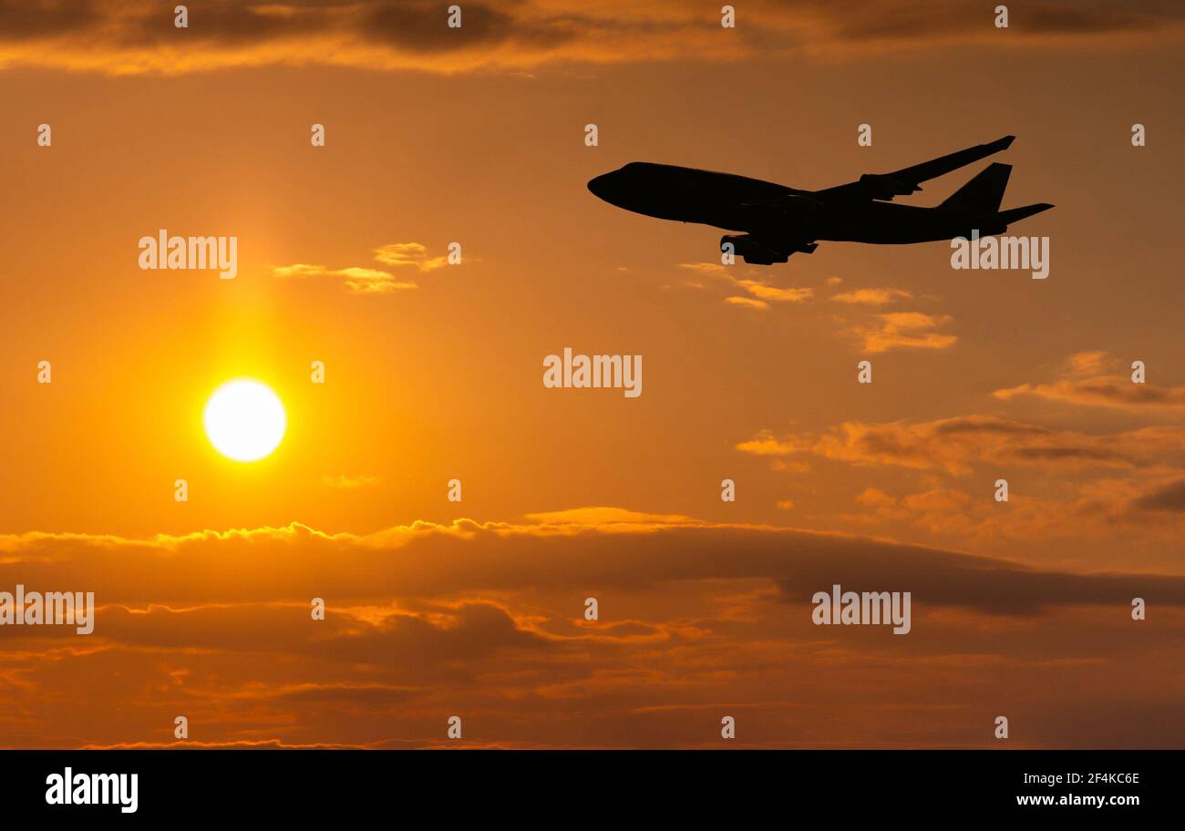 Night sky plane take off hi-res stock photography and images - Alamy