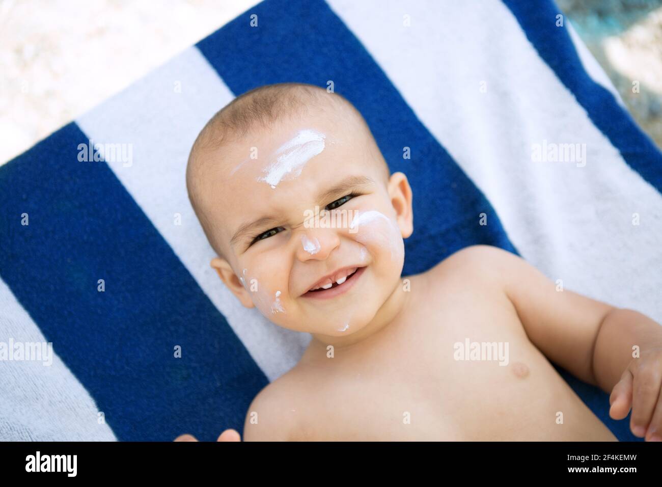 Mother applying suntan lotion son hi-res stock photography and images ...