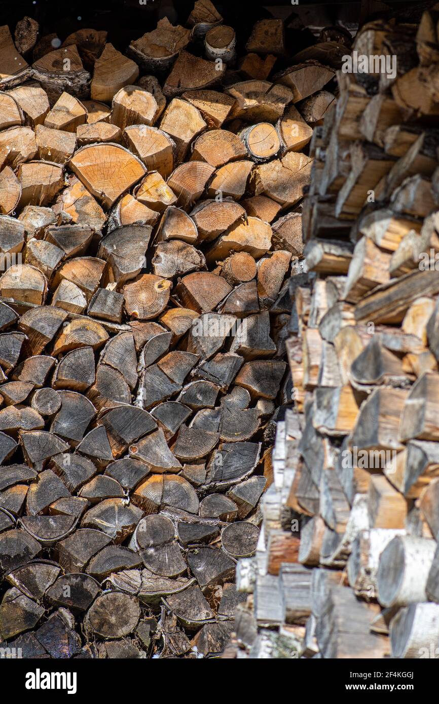 Structure, wall or pile composed of blocks, pieces or logs of wood in ...