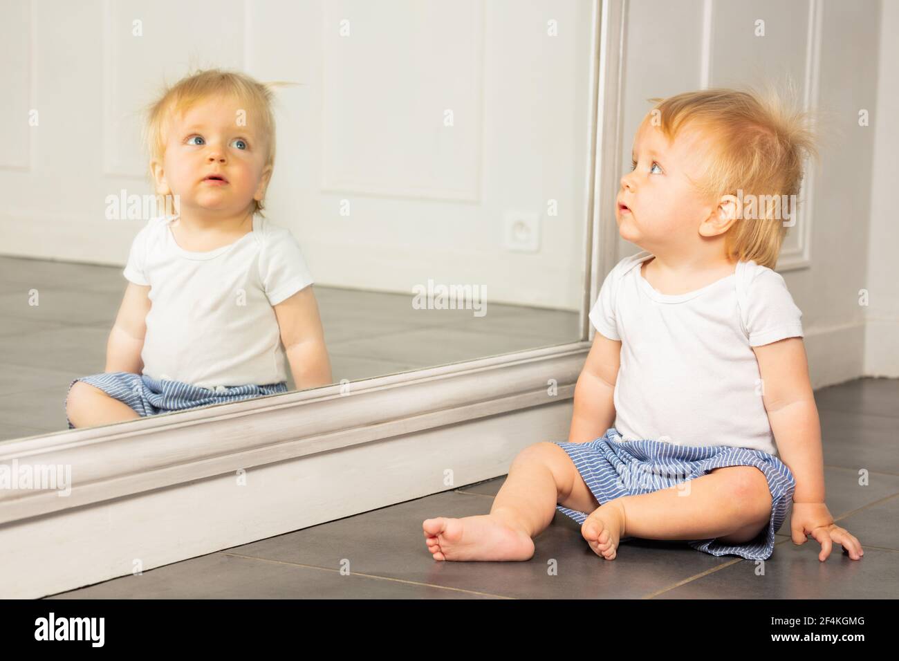 Person look mirror hi-res stock photography and images - Alamy