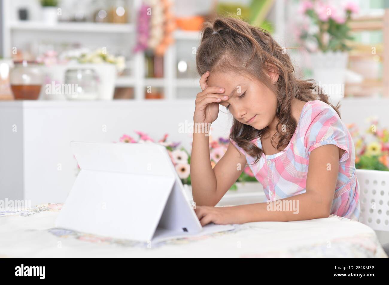 Child computer tablet sad hi-res stock photography and images - Alamy