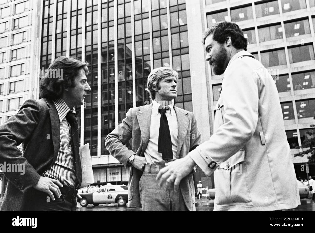 DUSTIN HOFFMAN, ROBERT REDFORD and ALAN J. PAKULA in ALL THE PRESIDENT ...