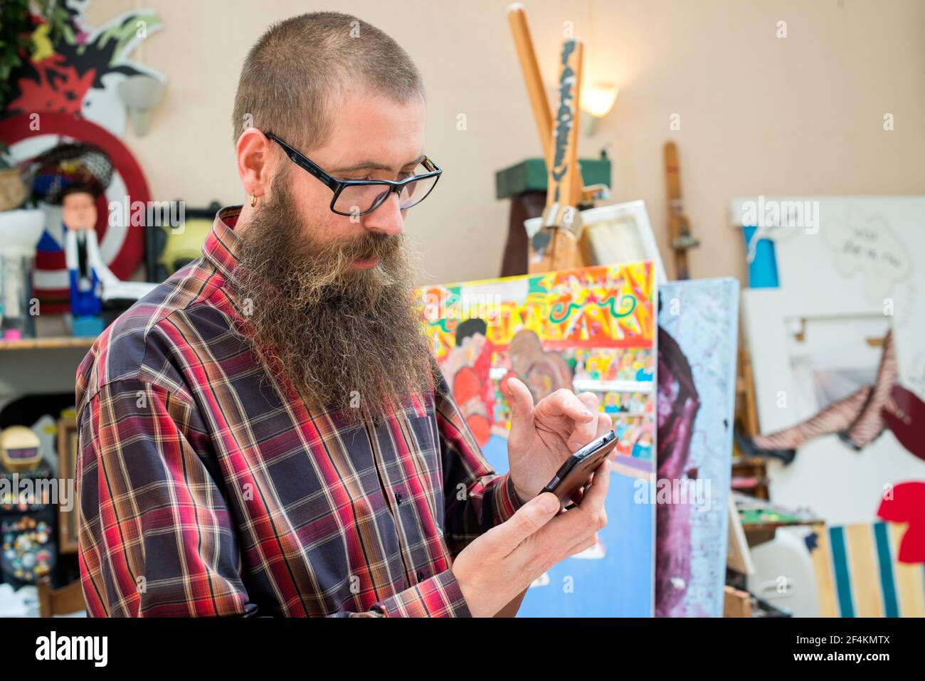 Painter wearing glasses hi-res stock photography and images - Alamy