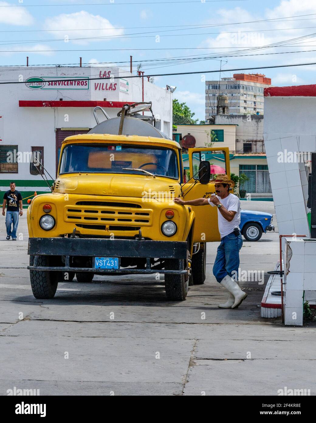 Cuban gas station hi-res stock photography and images - Alamy
