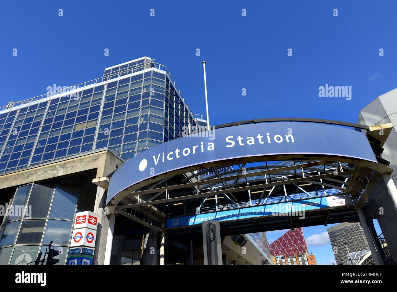 Victoria station london hi-res stock photography and images - Alamy